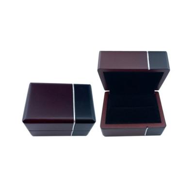 China Eco Friendly Luxury Wooden Jewellery Box Moisture Resistant 8-12% Lock Magnet for sale