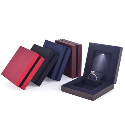 China Custom Printed PU Leather Jewelry Box with 3000K-4000K LED Lighting and Magnetic Activation for sale
