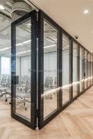 China 10mm Thick Movable Glass Partition Walls with Aluminum Frame - Customizable Office Dividers for sale
