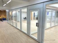 China Movable Glass Partition Walls with 10mm Thickness - Customizable Aluminum Frame Soundproof Room Dividers for sale