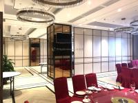 China Aluminum Alloy Frame And Tempered Glass Panel Bed and Breakfast Separation Wall Designed To Enhance Privacy And Style In Guest Accommodations for sale