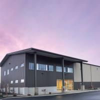 China Durable Steel Structure Warehouse with 20 Degree Pitch and Q355B Raw Steel Material Featuring Bolt Connection for sale