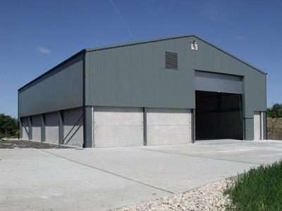 China Customized Windproof Steel Structure Warehouse with Galvanized Or Painted Metal Frame for sale