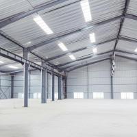China Prefabricated Steel Structure Warehouse with 20-50 Years Lifespan CE Certification and 5Tons*2 Pcs Crane Capacity for sale