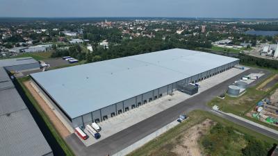 China Durable Steel Structure Warehouse With Wind Load Up To 300 Km/h And Service Life 20-50 Years For Low Maintenance Industrial Storage for sale