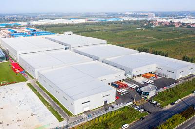 China Durable Steel Structure Warehouse with 20-50 Years Service Life, Q235B/Q345B Steel Texture, and Up To 300 Km/h Wind Load for sale