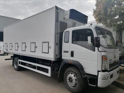 China Customized 50000 HOWO LHD day old chick transported truck for Africa10T HOWO brand livestock poultry baby birds van tru for sale