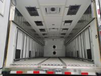 China high quality competitive price SINOTRUK HOWO 4*2 RHD farm-oriented livestock poultry day old chicks transported vehicle for sale