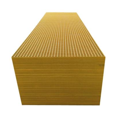 China Molded FRP Grating 50x50mm Mesh Black Fiberglass Walkway Grate for Sewage Treatment for sale