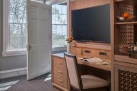China Reliable American Style Hospitality Bedroom Furniture Modern Design Oak Wood Finish for sale