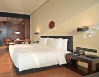 China Classic Style Dark Walnut Finish Hotel Bedroom Furniture Sets High Durable for sale