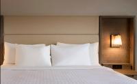 China Deluxe 5 Star Hotel Room Furniture Solid Oak Wood Standard Customize for sale