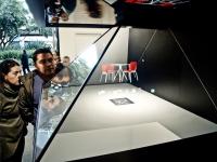 China 1080P Holographic Display 3D Pyramid 32'' Holobox For Innovative Advertising for sale
