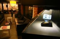 China Tempered Glass Hologram Pyramid Display Showcase For Advertising Plug Play for sale