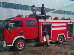 4x2 LHD Dongfeng 180HP remote control fire truck