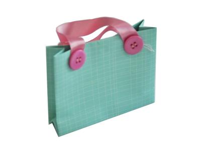 China Personalized Paper Gift Bags With Handles, Varnishing Paper Packaging Bags For Cosmetic for sale