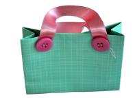 China Personalized Paper Gift Bags With Handles, Varnishing Paper Packaging Bags For Cosmetic for sale