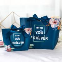 China Recycled Paper Shopping Bags Customized Printing Paperboard Gift Packing Bags for sale