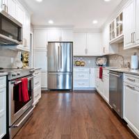 China Modular PVC Kitchen Cabinets U Shape White Matt 18mm Plywood for Villa for sale