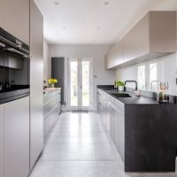 China Customized Matt Lacquer Kitchen Cabinets Modern Style Kitchen Cabinets Designs for sale