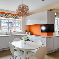 China Modern White Kitchen Cabinet Custom Design 18mm Moisture Proof Particle Board Blum Hardware for sale