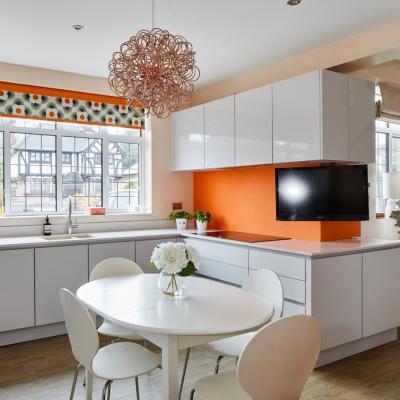 China Modern White Kitchen Cabinet Custom Design 18mm Moisture Proof Particle Board Blum Hardware for sale