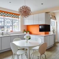 China Modern White Kitchen Cabinet Custom Design 18mm Moisture Proof Particle Board Blum Hardware for sale