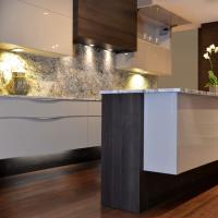 China Modern L-Shaped Kitchen Cabinet Set 18mm HMR Particle Board with Granite Benchtop and LED Light for sale