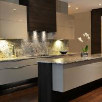 China Modern L-Shaped Kitchen Cabinet Set 18mm HMR Particle Board with Granite Benchtop and LED Light for sale