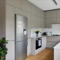 China Plywood Lacquer Kitchen Cabinet Modern Modular Kitchen Cabinets Moisture Proof for sale