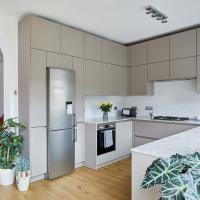 China Plywood Lacquer Kitchen Cabinet Modern Modular Kitchen Cabinets Moisture Proof for sale