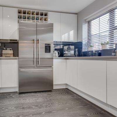 China Modern Style Plywood Kitchen Cabinet High Gloss  Lacquer Kitchen Cabinets for sale