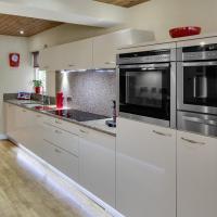 China Modern Style Plywood Kitchen Cabinet High Gloss  Lacquer Kitchen Cabinets for sale