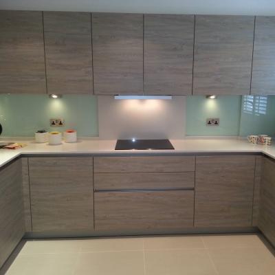 China Custom Melamine Wood Grain Kitchen Cabinets 18mm Plywood DTC Soft Close Hinges for sale