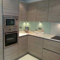 China Custom Melamine Wood Grain Kitchen Cabinets 18mm Plywood DTC Soft Close Hinges for sale