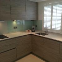 China Custom Melamine Wood Grain Kitchen Cabinets 18mm Plywood DTC Soft Close Hinges for sale