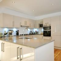 China Modular Acrylic Kitchen Cabinets High Gloss Custom Sizes 18mm Carcass for sale