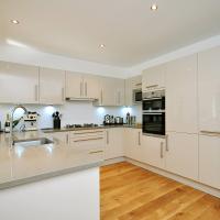 China Modular Acrylic Kitchen Cabinets High Gloss Custom Sizes 18mm Carcass for sale