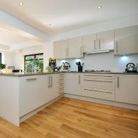 China Modular Acrylic Kitchen Cabinets High Gloss Custom Sizes 18mm Carcass for sale