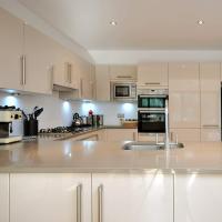 China Modular Acrylic Kitchen Cabinets High Gloss Custom Sizes 18mm Carcass for sale