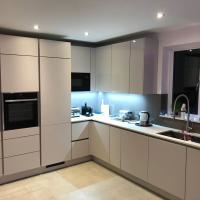 China Modular Acrylic Kitchen Cabinets High Gloss Custom Sizes 18mm Carcass for sale