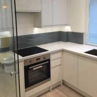 China Modular Acrylic Kitchen Cabinets High Gloss Custom Sizes 18mm Carcass for sale