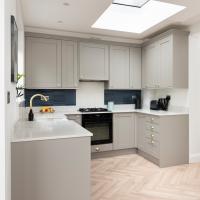 China Wooden Modular Shaker Style Kitchen Cabinet Custom Moisture Proof for sale