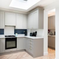 China Wooden Modular Shaker Style Kitchen Cabinet Custom Moisture Proof for sale