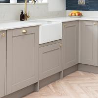 China Wooden Modular Shaker Style Kitchen Cabinet Custom Moisture Proof for sale