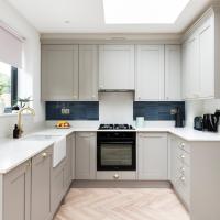 China Wooden Modular Shaker Style Kitchen Cabinet Custom Moisture Proof for sale