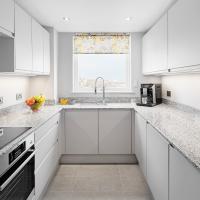 China Custom Modern Lacquer Kitchen Cabinets 18mm DTC Soft Close Hinges 15mm Quartz Countertop for sale