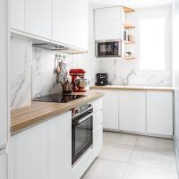 China Custom White Melamine Kitchen Cabinets 18mm Particle Board with Blum Soft Close Hinges for sale