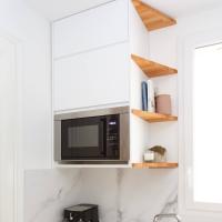 China Custom White Melamine Kitchen Cabinets 18mm Particle Board with Blum Soft Close Hinges for sale