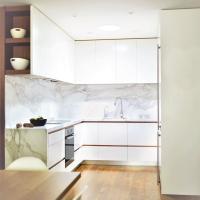 China Custom White Melamine Kitchen Cabinets 18mm Particle Board with Blum Soft Close Hinges for sale